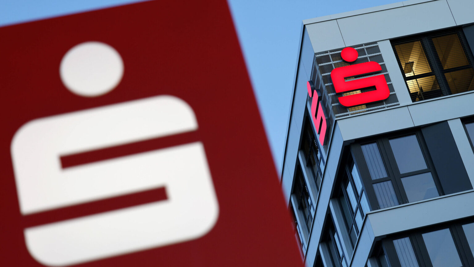 „Ruhe in Frieden Charlie Kirk“: Sparkasse feuert Dienstleister wegen ...