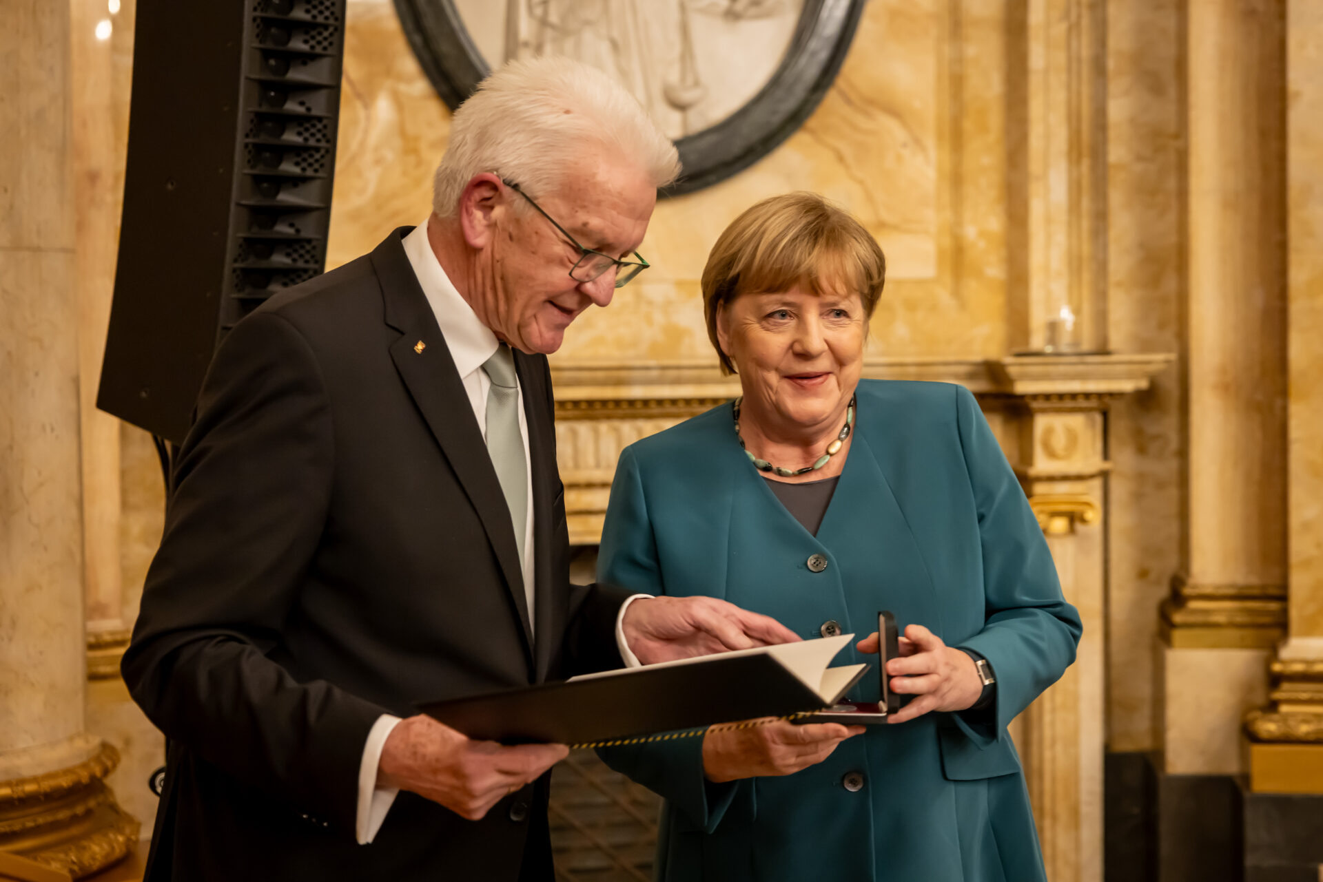 Merkel bekommt Corona-Orden: die finale Verhöhnung jeder „Aufarbeitung ...