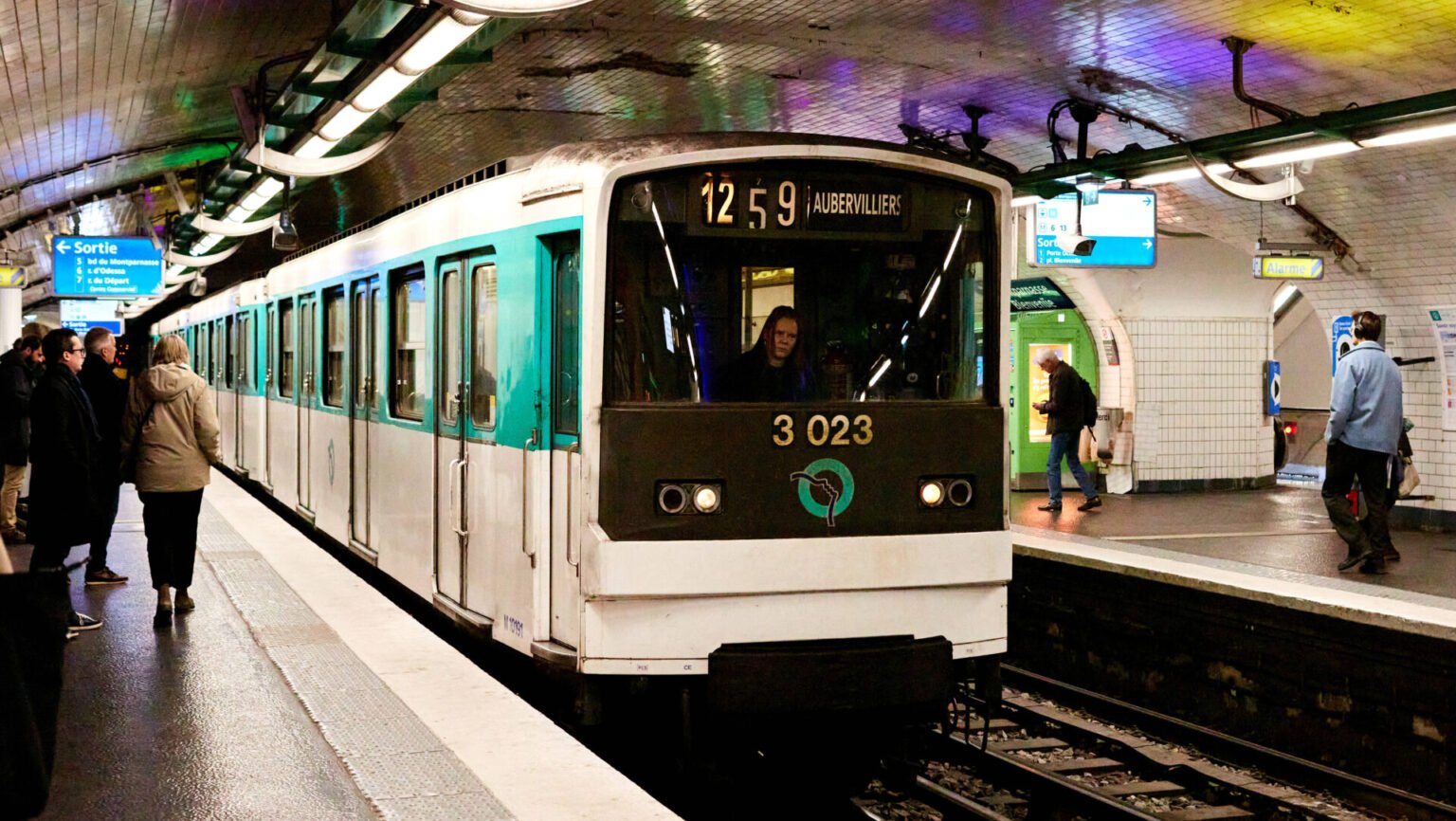 Messerangriff in Pariser Metro: Mann aus Mali soll drei Frauen verletzt ...