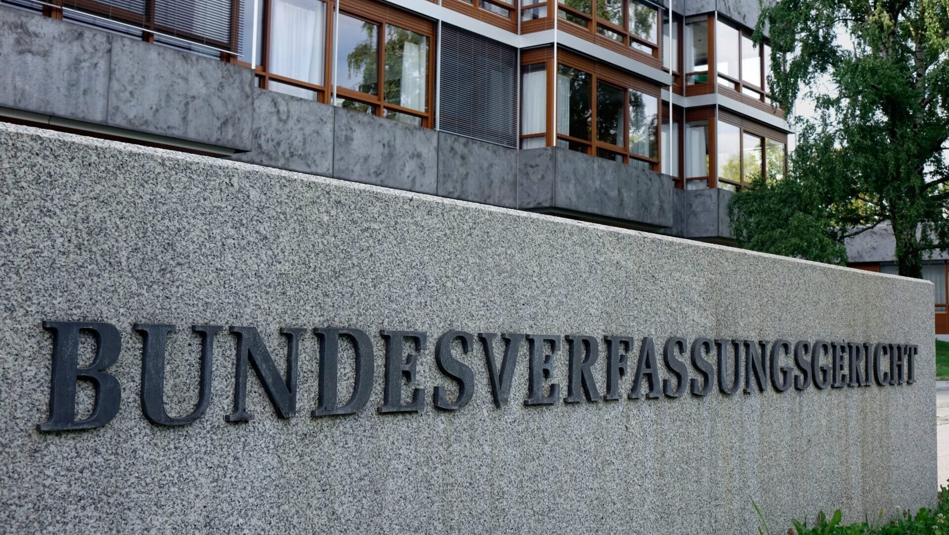 Kein Anspruch auf Fernseher: Karlsruhe bestätigt niedrigere ...