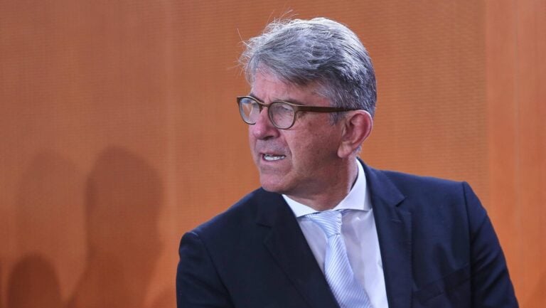 Weimer-Behörde leitete Presseanfragen zur Gipfel-Affäre an Weimer-Firma ...