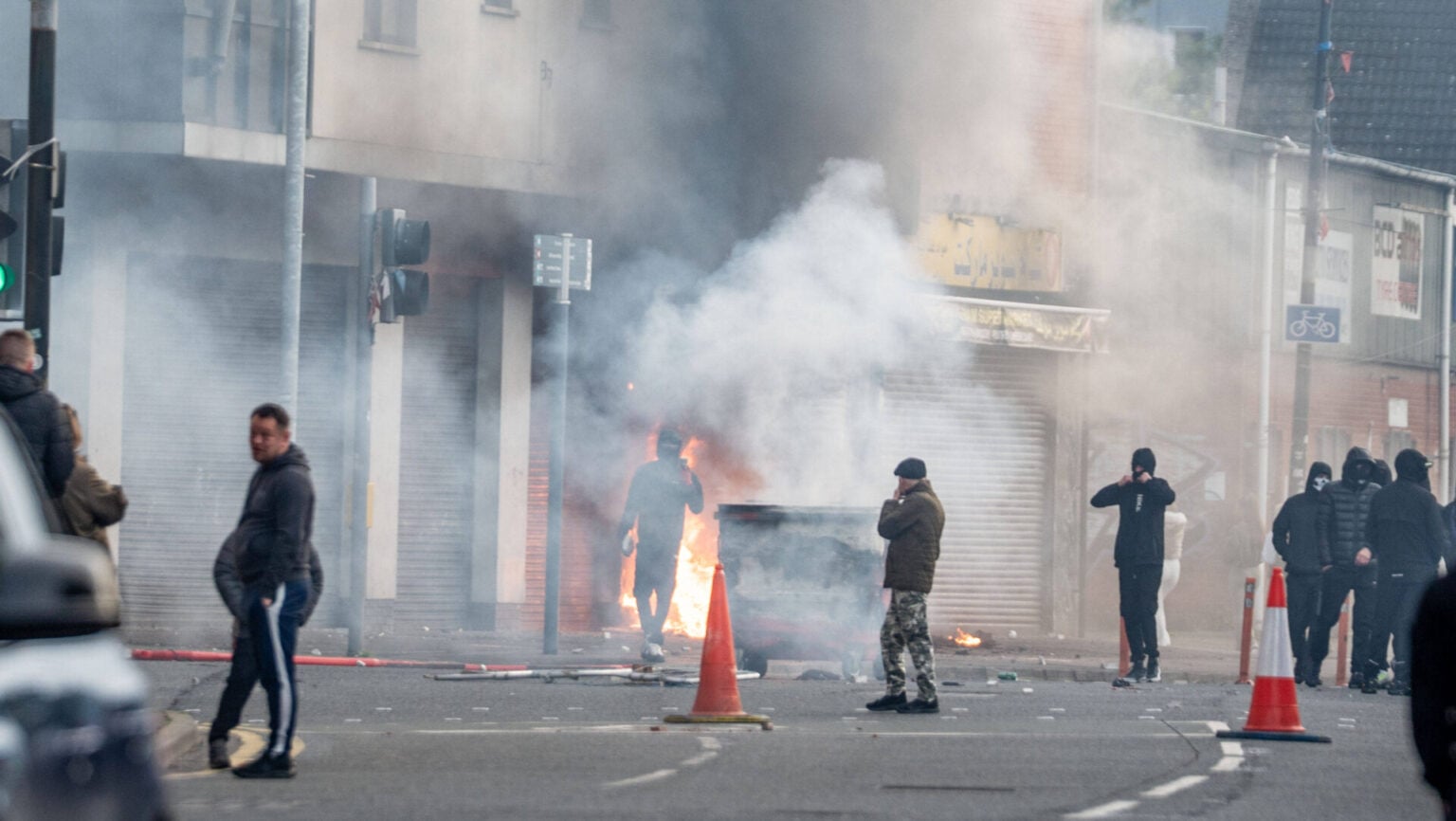 Nach versuchter Enthauptung: Demonstranten setzen in Belfast Autos und ...